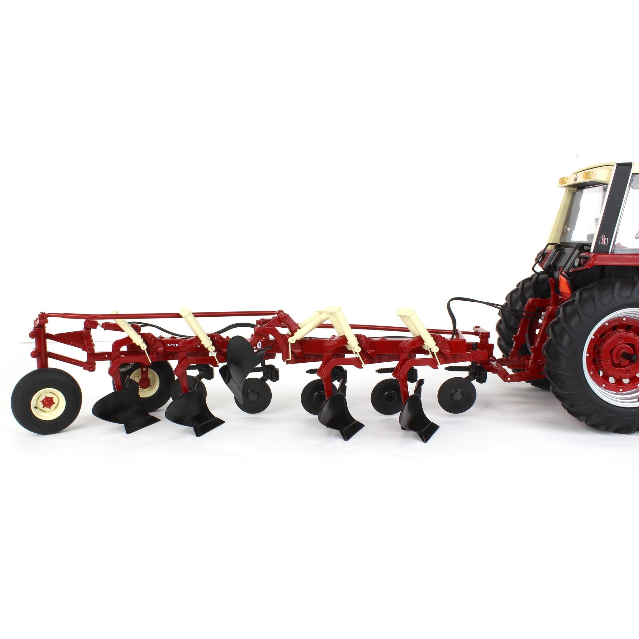 1/16 International Harvester 986 with Cab & 720 Plow, ERTL Precision H — Outback Toys